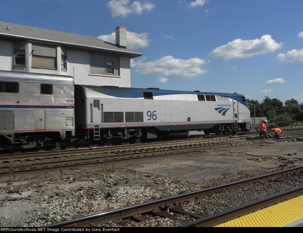 AMTK 96 heads up the southbound Amtrak Texas Eagle